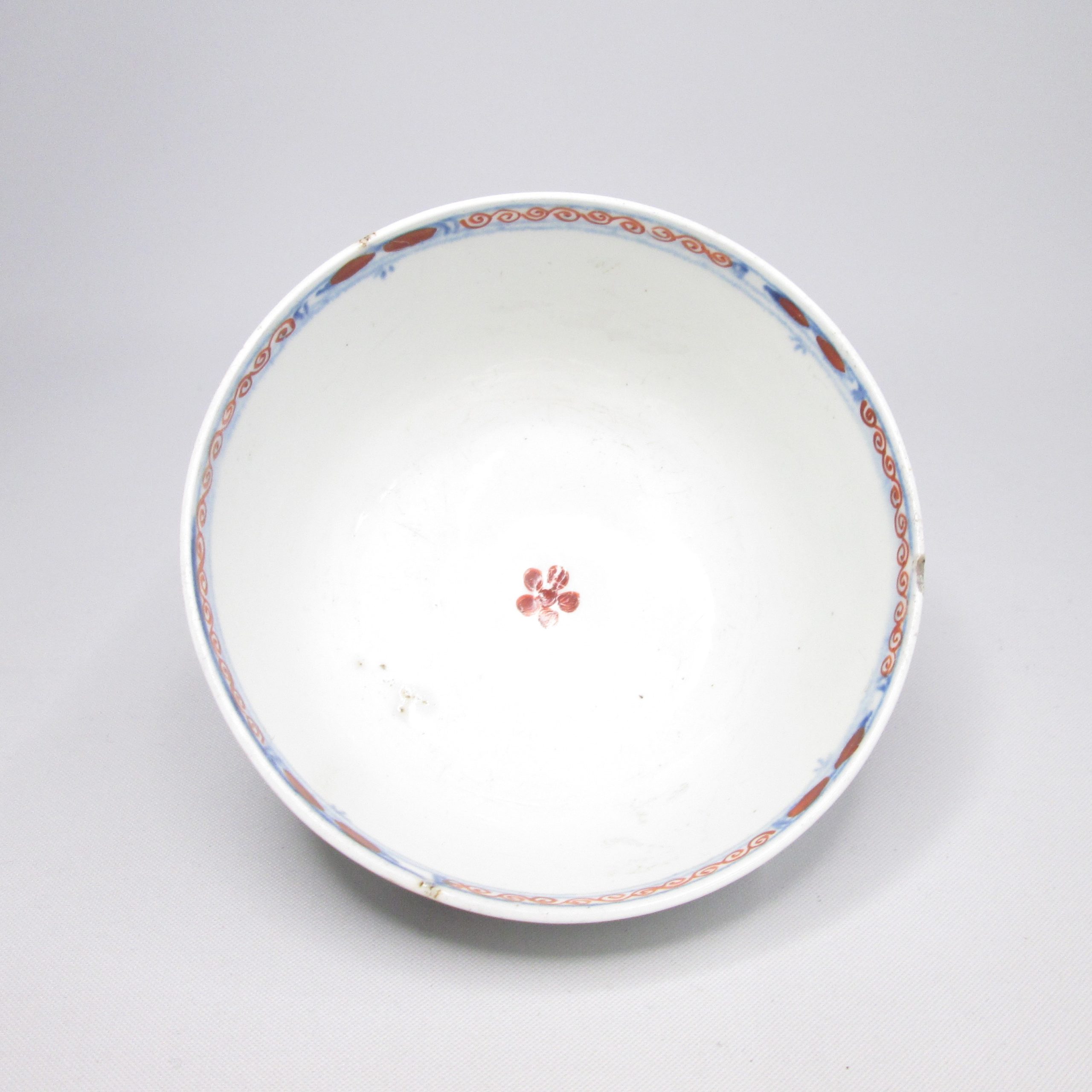 A Lowestoft tea bowl painted with the ‘Two bird’ pattern in underglaze ...