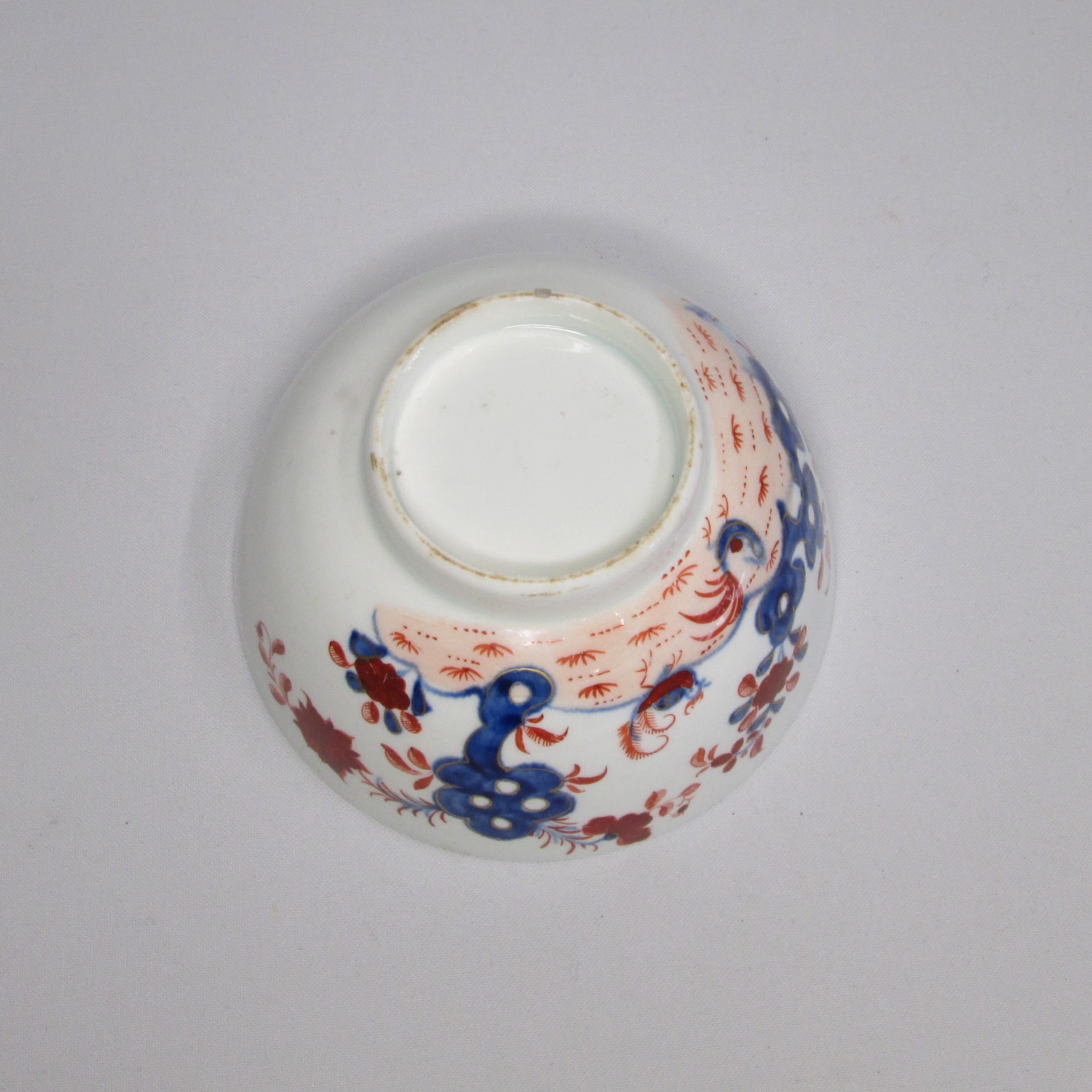 A Lowestoft tea bowl painted with the ‘Two bird’ pattern in underglaze ...